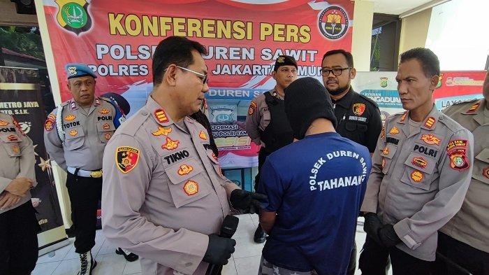 Melintas di Jalan Kalimalang Seorang Wanita Dilempar Batu oleh ...