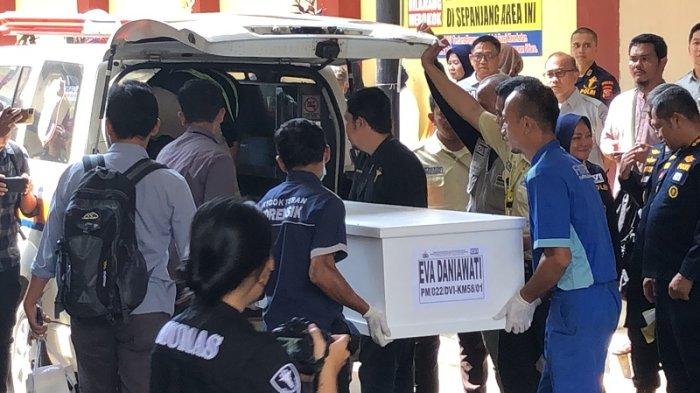 Polisi Serahkan 11 Jenazah Korban Kecelakaan KM 58 Tol Jakarta-Cikampek ke Keluarga untuk ...