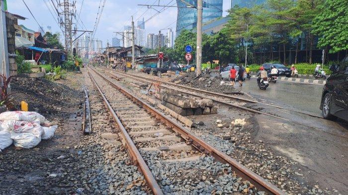 Perhatian! Perlintasan Kereta Kolong Slipi Mengarah Penjompongan ...
