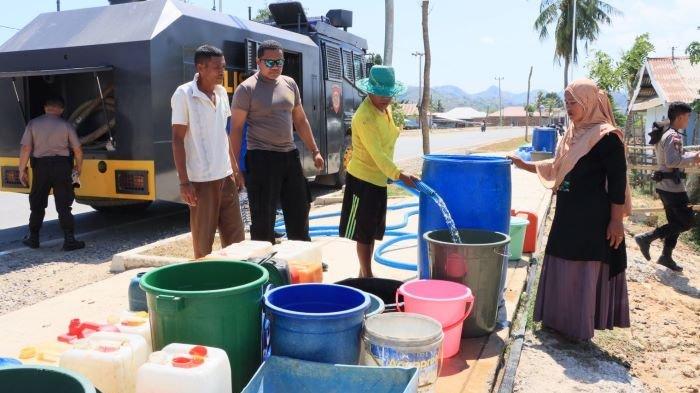 Polres Manggarai Barat dan Perumda Wae Mbeliling Salurkan 16.500 L iter Air Bersih di Nanga Nae ...