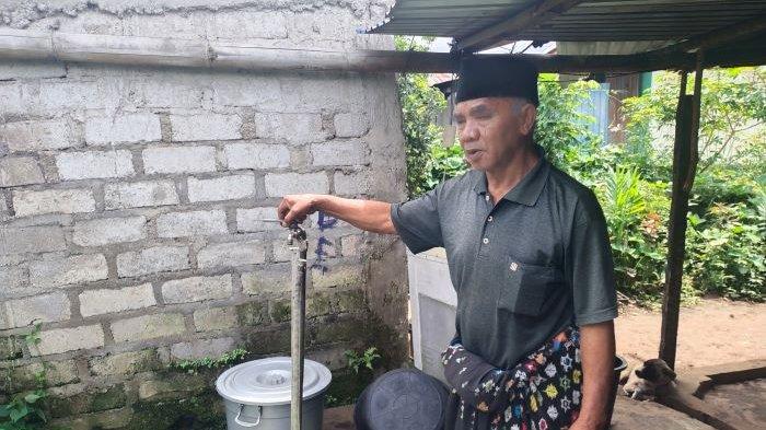 Krisis Air Minum, Warga Kota Ruteng Minum Air Hujan - Tribunflores.com