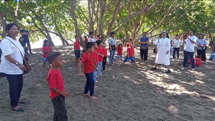 TK Panti Rini Maumere Ziarah di Gua Maria Krokowolon Sikka ...