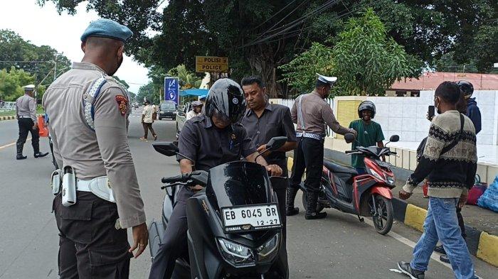 Dirazia Polisi Tak Punya Sim dan Tak Pakai Helm, Anggota DPRD Sikka Apresiasi Polisi ...