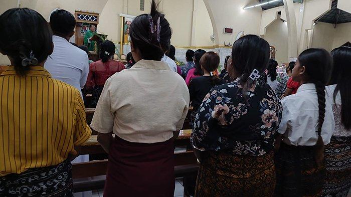 OMK Paroki Katedral Maumere Pakai Sarung Tenun Ikut Misa Penutupan ...