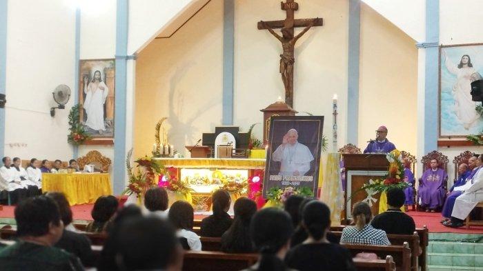 Umat Katolik Doakan Paus Fransiskus saat Misa Requiem di Gereja Katedral Roh Kudus Labuan Bajo ...