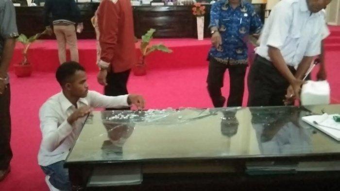 Sidang Paripurna DPRD Kabupaten Kupang, Anggota DPRD Banting Papan Nama ...