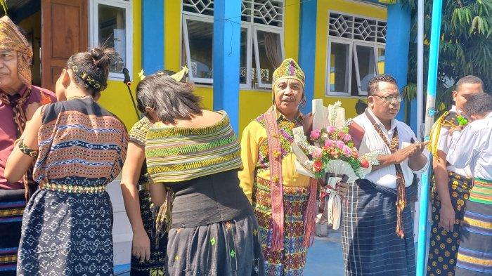 Guru SMK Negeri 3 Maumere Diberi Bunga Usai Apel Hari Guru ...