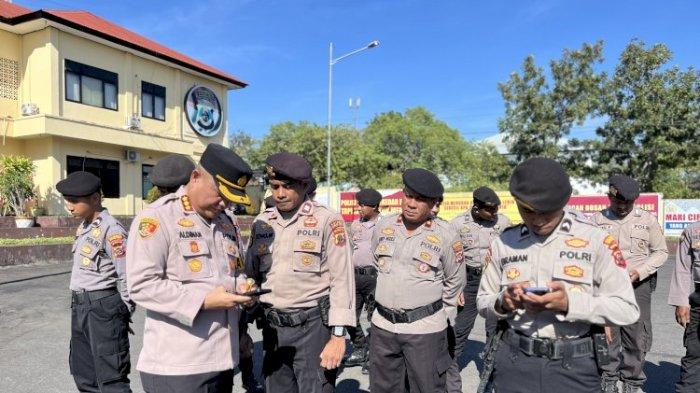 Kapolresta Kupang Kota Cek HP Anggota, Cegah Michat hingga Judi Online - Tribunflores.com