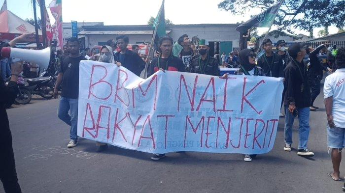 HMI Sikka Tolak Wacana Kenaikan Harga BBM Bersubsidi - Tribunflores.com