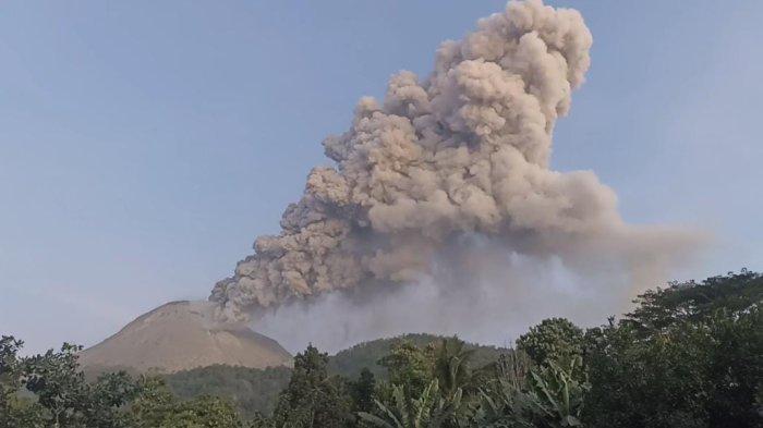 Gunung Lewotobi Erupsi Terus, Banyak Wisatawan Batal ke Sikka ...