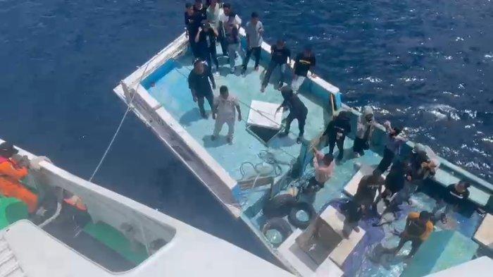 Kapal Mati Mesin, 67 Peziarah Semana Santa Dievakuasi Tim SAR ... Kapal Mati Mesin, 67 Peziarah Semana Santa Dievakuasi Tim SAR ...