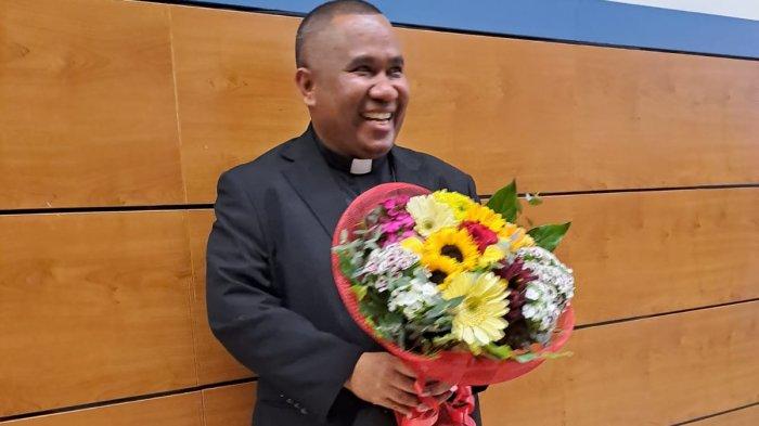 Pastor Doddy Sau Sasi CMF Resmi Menyandang Status Doktor Hukum Gereja ...