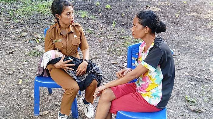 Bayi dari Yuliana Bano Nyaman di Pelukan Kepala Desa Taaba, Ida Hoar Nahak - Tribunflores.com