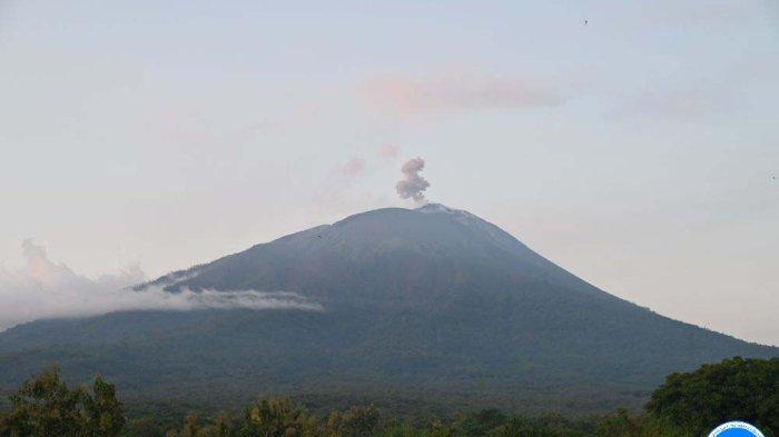 Gunung Api Lewotolok Lembata NTT Alami 32 Kali Gempa Letusan ...