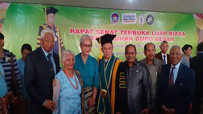 Prof. Godlief Fredrik Neonufa Meneteskan Air Mata dalam Pengukuhan Guru ...