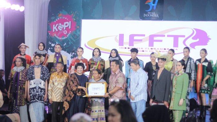 Indonesia Flobamorata Fashion in Town 2024, Melawan TPPO Lewat Fashion - Tribunflores.com
