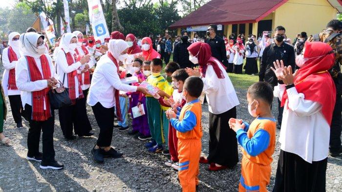 Momen Kebersamaan Ibu Iriana dan Ibu Wury Bertemu Anak PAUD dan Tinjau ...