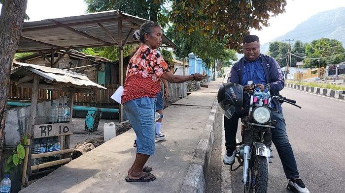 Kisah Oma Maria Bai, Tujuh Tahun Jualan BBM Eceran di Jalan Protokol ...