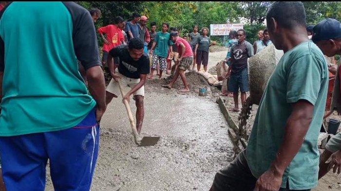 Miris, di TTU, Jalan Kabupaten Diperbaiki Secara Swadaya, Warga Banain ...