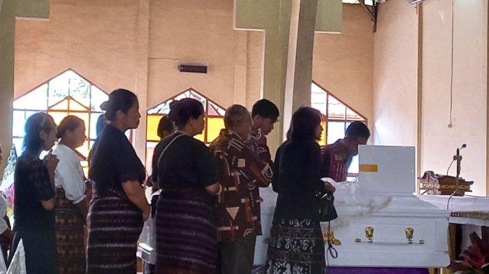 Jenazah Romo Yakobus Soba Tiba di Gereja Katedral St. Yoseph Maumere ...