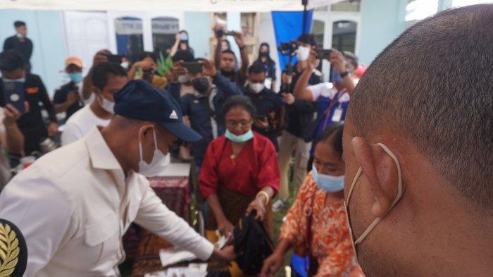 Noberta Berseri-seri Kain Tenun Nggela Dibeli Gubernur NTT ...