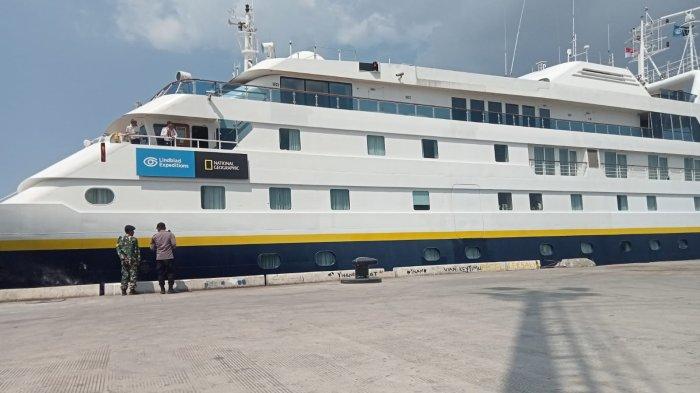 Kapal Pesiar MV National Geographic Orion Sandar di Pelabuhan Lorens ...