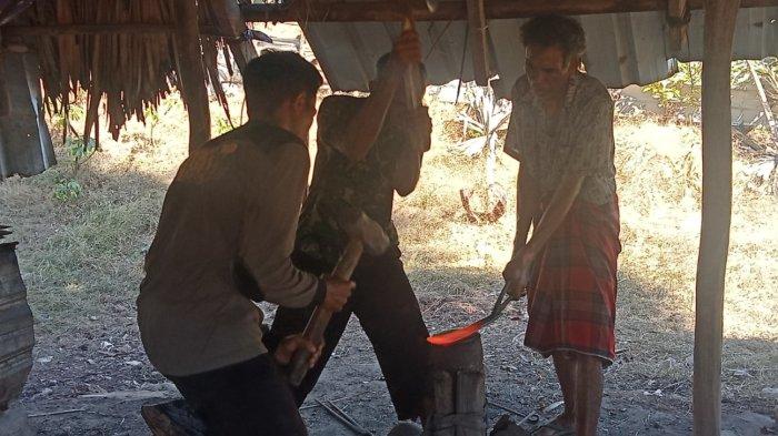 Mengunjungi Sabu Liae, Pusat Pandhe Besi di Pulau Sabu NTT ...