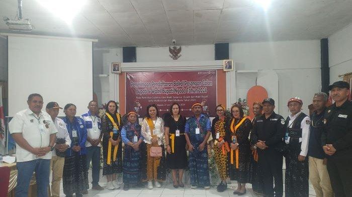 KPU Ngada Terima Berkas Syarat Pencalonan Ray Bena -Berny Dhey ...