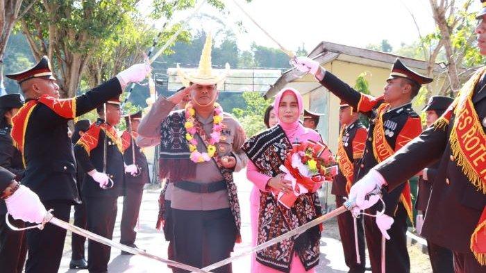 Kapolres Rote Ndao yang Baru AKBP Mardiono Disambut dengan Pedang Pora - Tribunflores.com