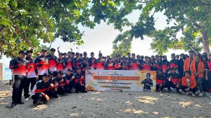 Kajari Ina Malo Pimpin Aksi Pungut Sampah di Pesisir Pantai Krokowolon Sikka - Tribunflores.com