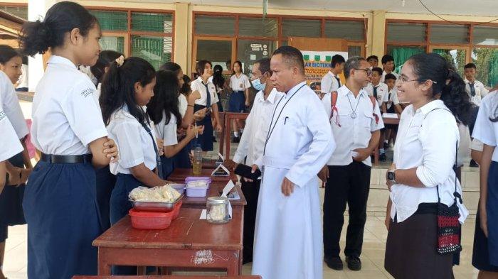 Untuk Pertama Kalinya, Siswa SMPK Frater Maumere Bazar Bioteknologi ...