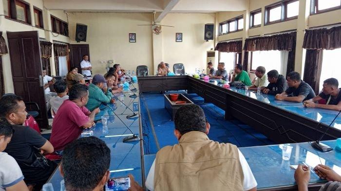 Puluhan Kontraktor Serbu Kantor DPRD dan Bupati Ende, Tuntut Pembayaran ...