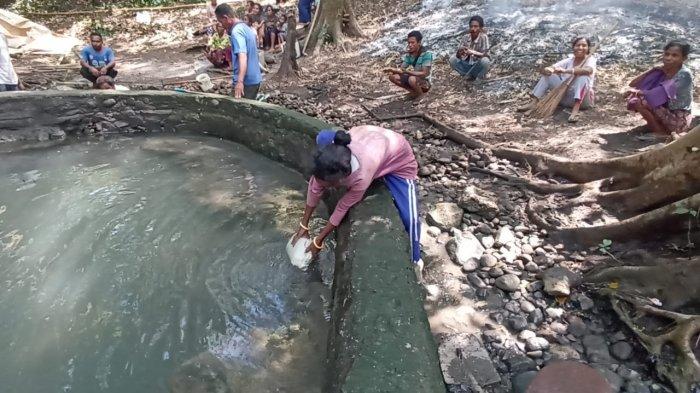 Krisis Air Bersih, Warga Desa Darat Gunung Sikka Konsumsi Air Kotor dan Berkapur - Tribunflores.com
