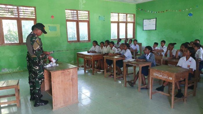 Prajurit TNI Latih Daur Ulang Sampah Plastik di SMPN Satu Atap Sabulmil ...