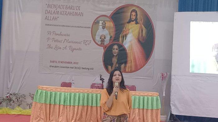 Lisa A. Riyanto Motivasi Umat Katolik di Maumere, Jangan Lupa Berdoa ...