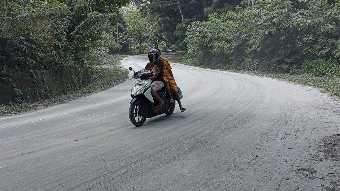 Jalan Trans Flores Tertutup Abu Gunung Ile Lewotobi, Kendaraan dari Maumere ke Larantuka Putar ...