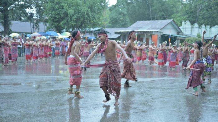 500 Penari Likurai Sambut 10 Diakon Sebelum Ditabiskan Uskup Atambua di ...