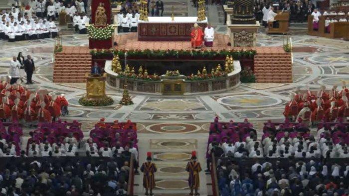 Misa Pemilihan Paus Roma di Basilika St Petrus, Kardinal Re: Memohon ...