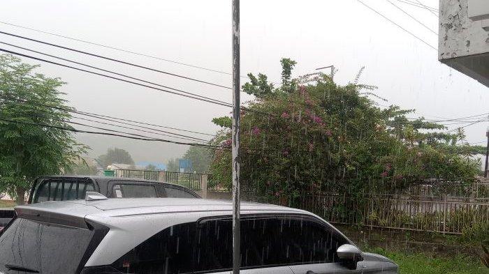 Mobil Ketua Bawaslu Malaka Bergoyang saat Terjadi Gempa Bumi - Tribunflores.com