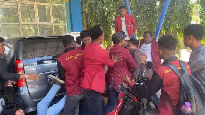 Demo IMM Sikka di Unimof: Mahasiswa dan Dosen Adu Jotos - Tribunflores.com