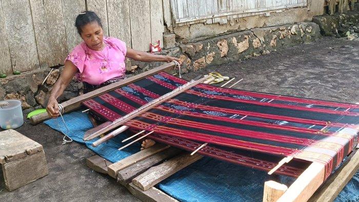 Kisah Mama Agnes Puluhan Tahun Menenun di Sikka, Hidupi Keluarga hingga ...
