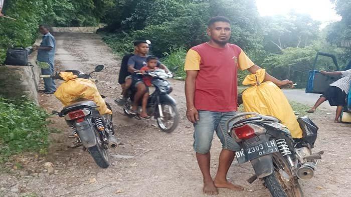 Kisah Marko Tukang Ojek di Sikka Lewati Jalan Rusak Berlumpur, Bantu ...
