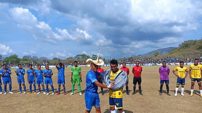 El Tari Memorial Cup, Tukar Topi Ti'i Langga dan Kain Lembata, Simbol ...