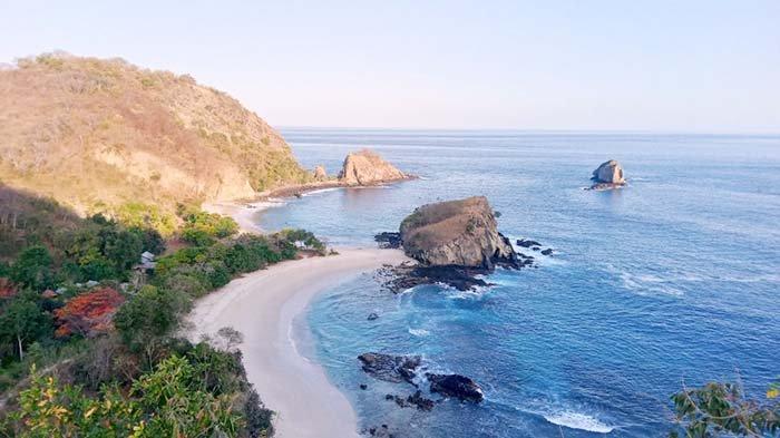 Pesona Pantai Koka dengan Bukit Indah bak Surga Tersembunyi di Sikka ...