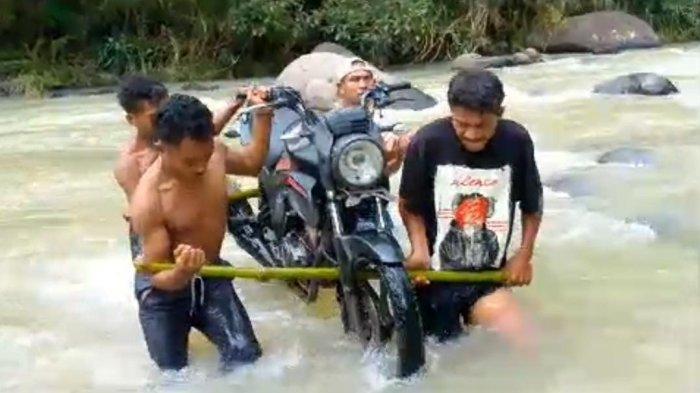 Viral, Tak Ada Jembatan 4 Pemuda Nekat Pikul Motor Lewati Wae Mokel di ...