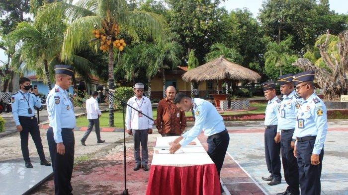 Jaga Netralitas Pemilu 2024, ASN Rutan Larantuka Teken Pakta Integritas - Tribunflores.com