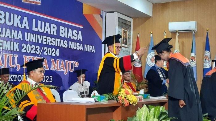 Pesan Penting Rektor Unipa untuk 546 Wisudawan/I Universitas Nusa Nipa ...