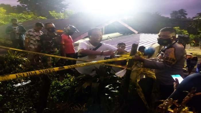 Polisi Pasang Garis Police Line di TKP Rumah Terbakar Milik Warga ...