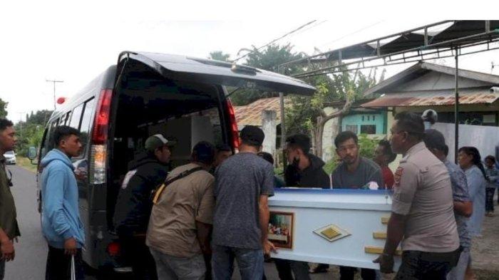 Momen Hari Bhayangkara ke-78, Polres Sikka Pinjamkan Mobil Ambulans Antar Jenazah ke Larantuka ...