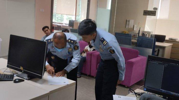 Imigrasi Maumere Serahterima Perangkat Printer Paspor DILETTA 900i. - Tribunflores.com